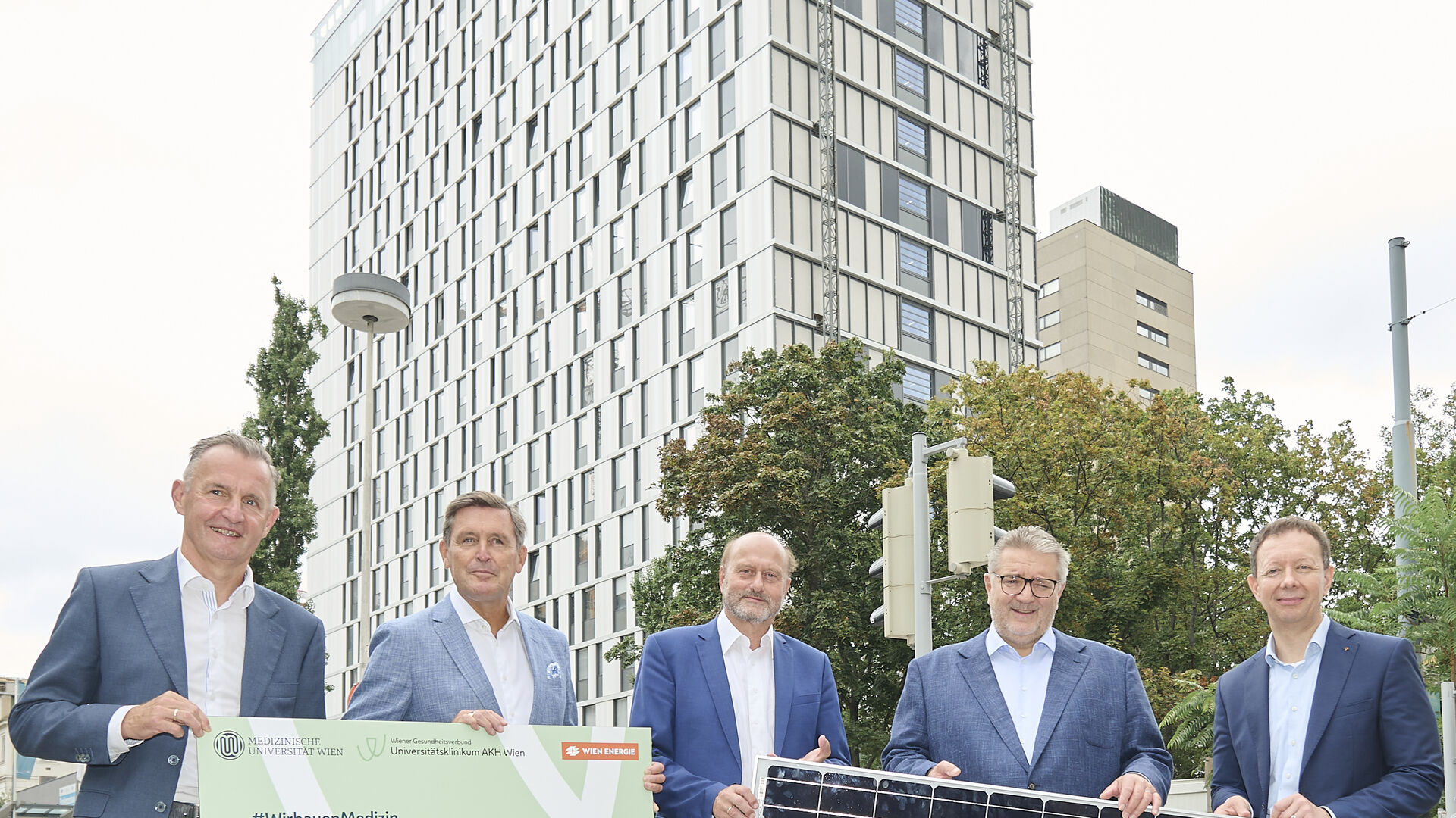 „Barcode 1“: Vertikale Photovoltaik am AKH Wien | TGA